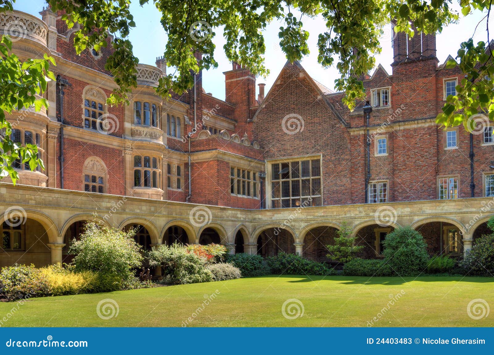 Courtyard at Cambridge College Stock Image - Image of courtyard, green ...