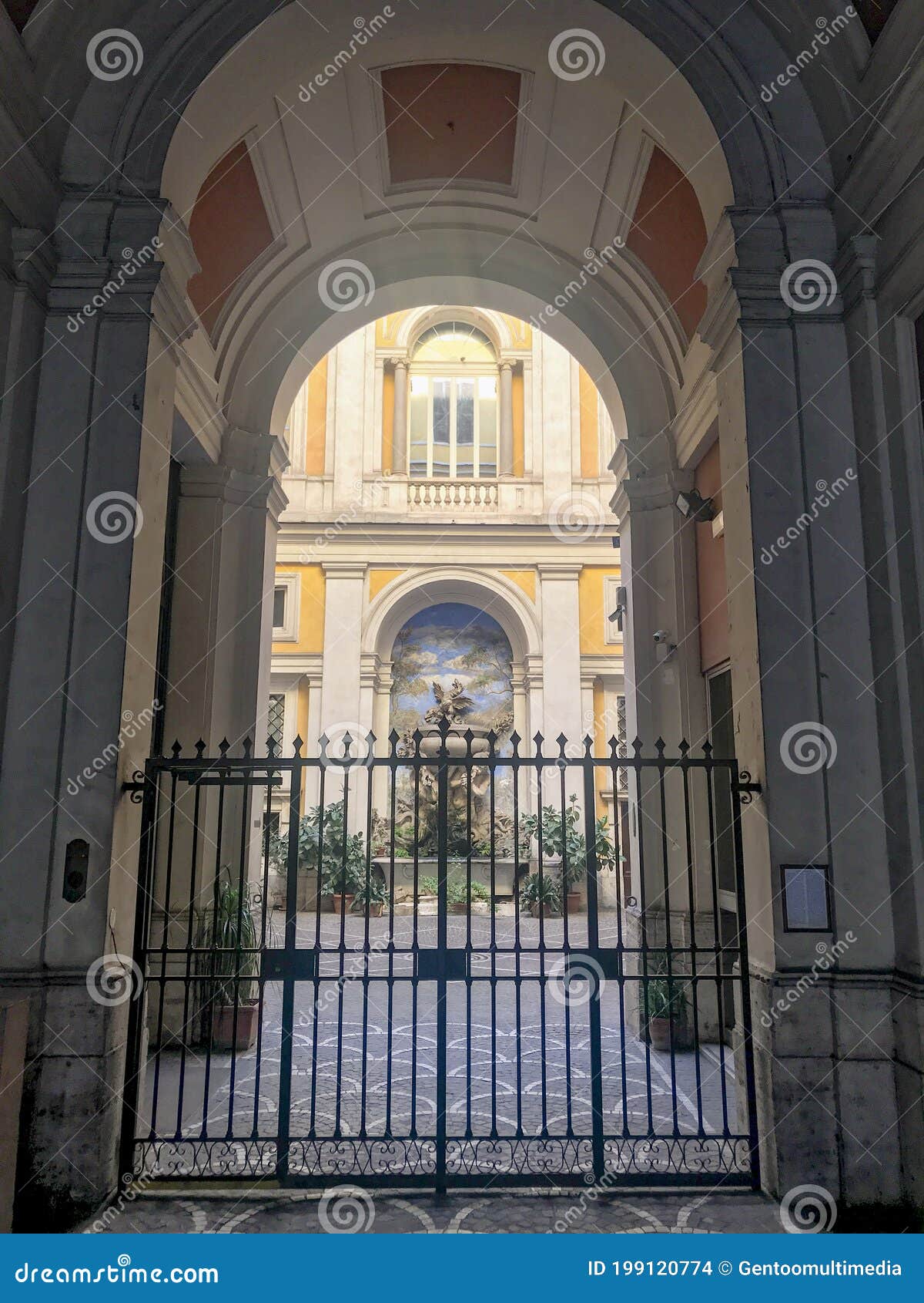 Courtyard in Rome editorial stock image. Image of italia - 199120774