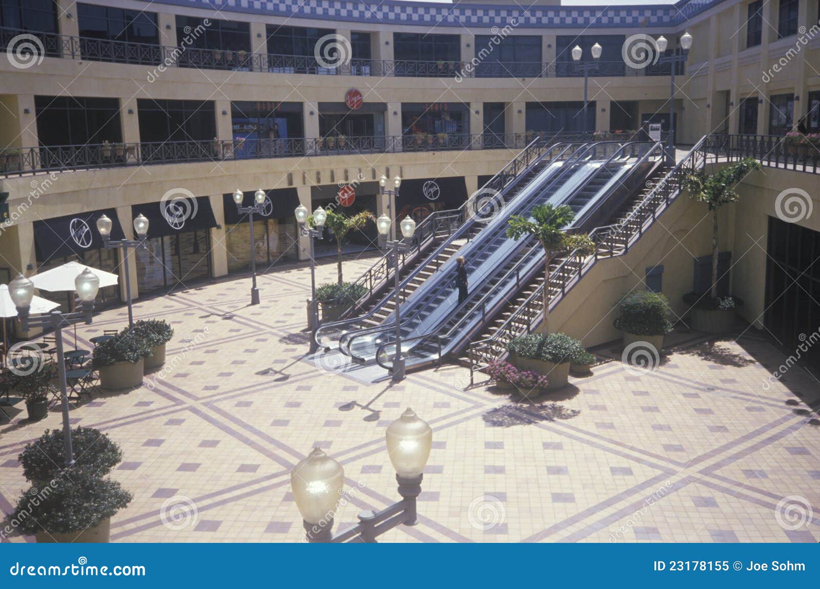 Courtyard of shopping mall editorial image. Image of courtyard - 23178155