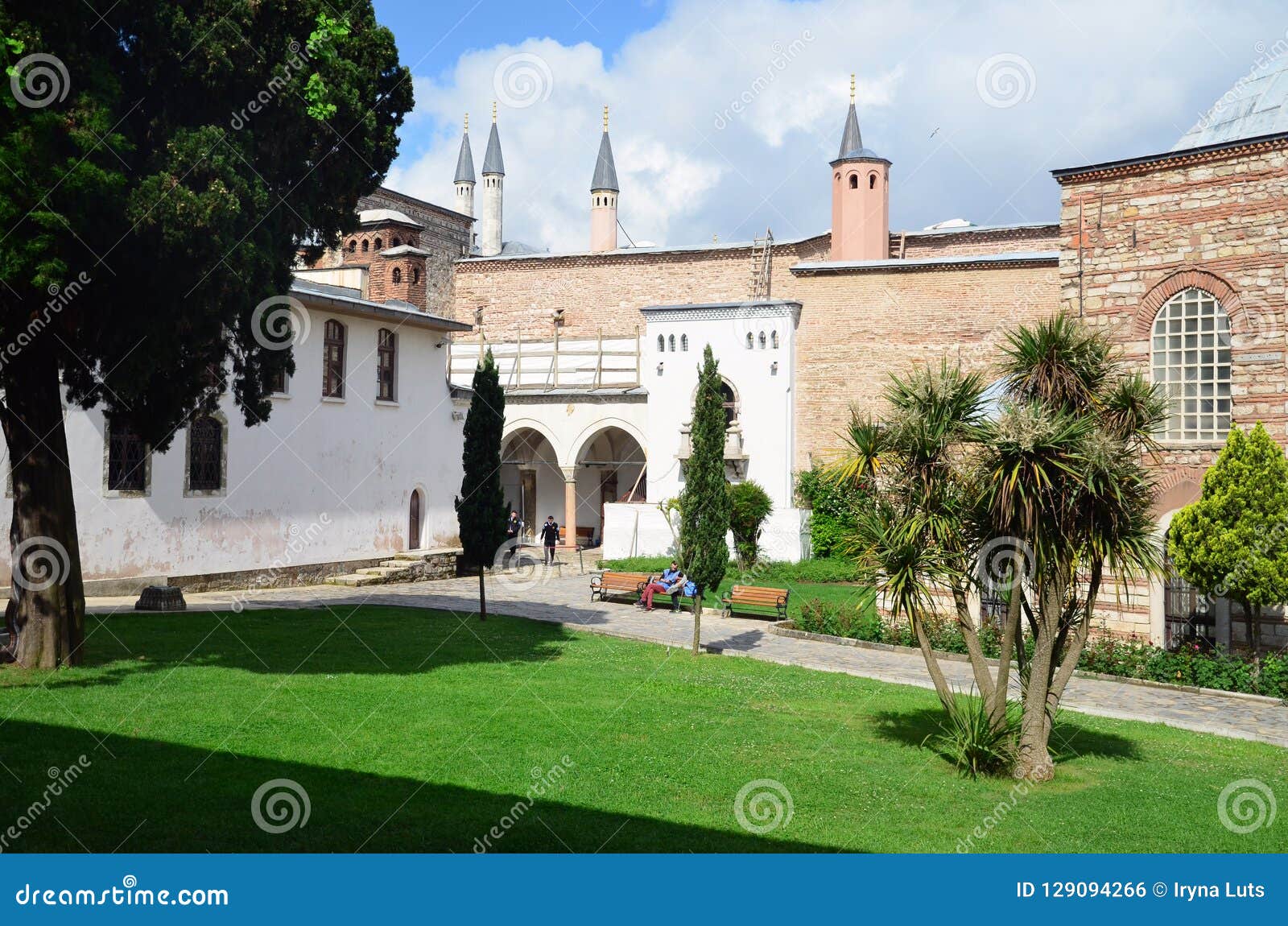 Courtyard of the Topkapi Palace Museum Editorial Photo - Image of ...