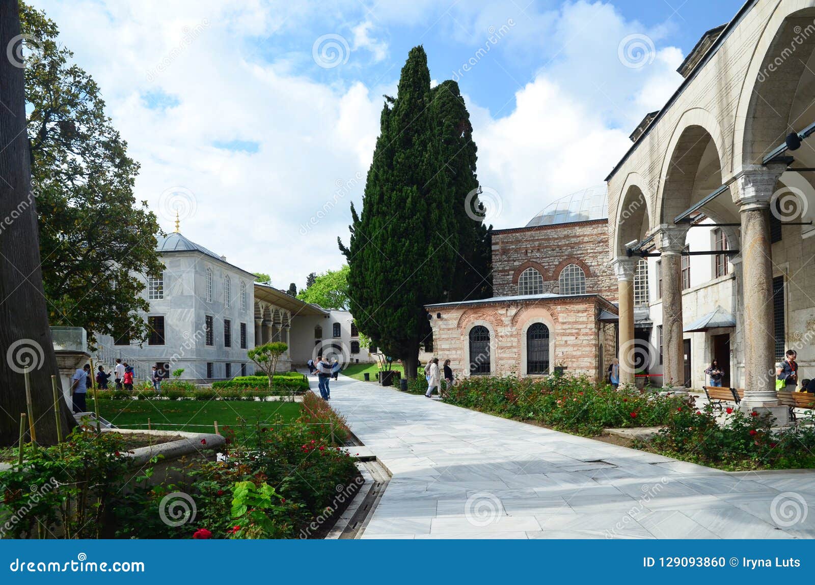 Courtyard of the Topkapi Palace Museum Editorial Image - Image of ...
