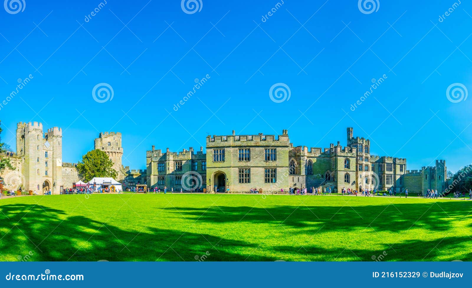 Courtyard of the Warwick Castle, England Stock Image - Image of warwick ...