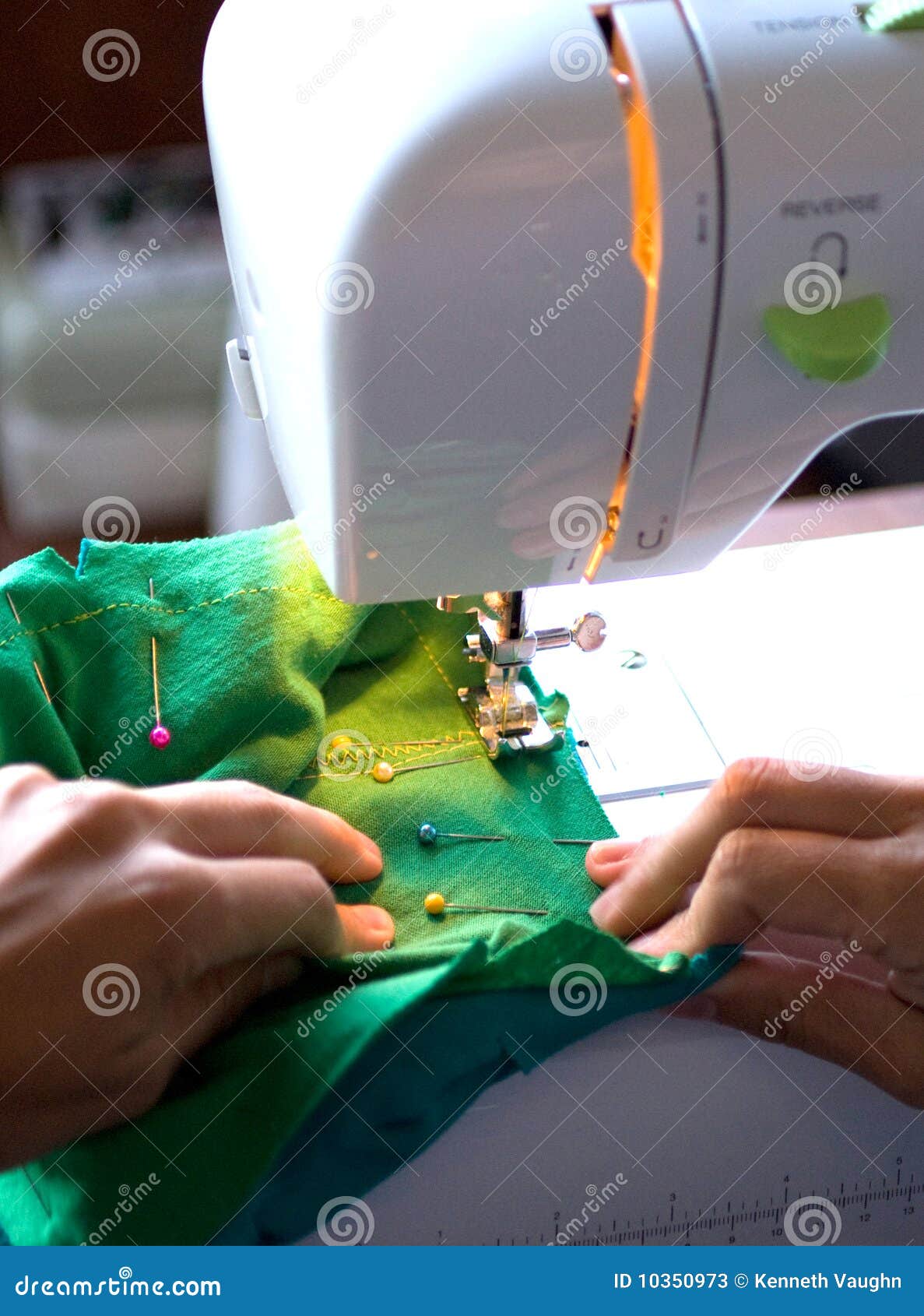 Couture Sur Une Machine Moderne Image stock - Image du support, vert ...
