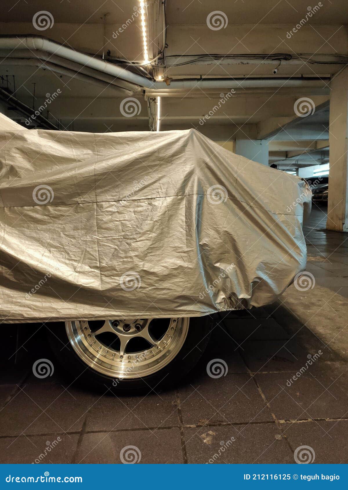 Covered Car in Parking Area Stock Image - Image of velg, plaza: 212116125