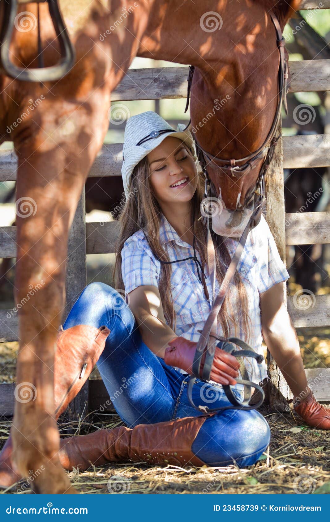 Cow-girl avec le cheval image stock. Image du amour, vêtement - 23458739
