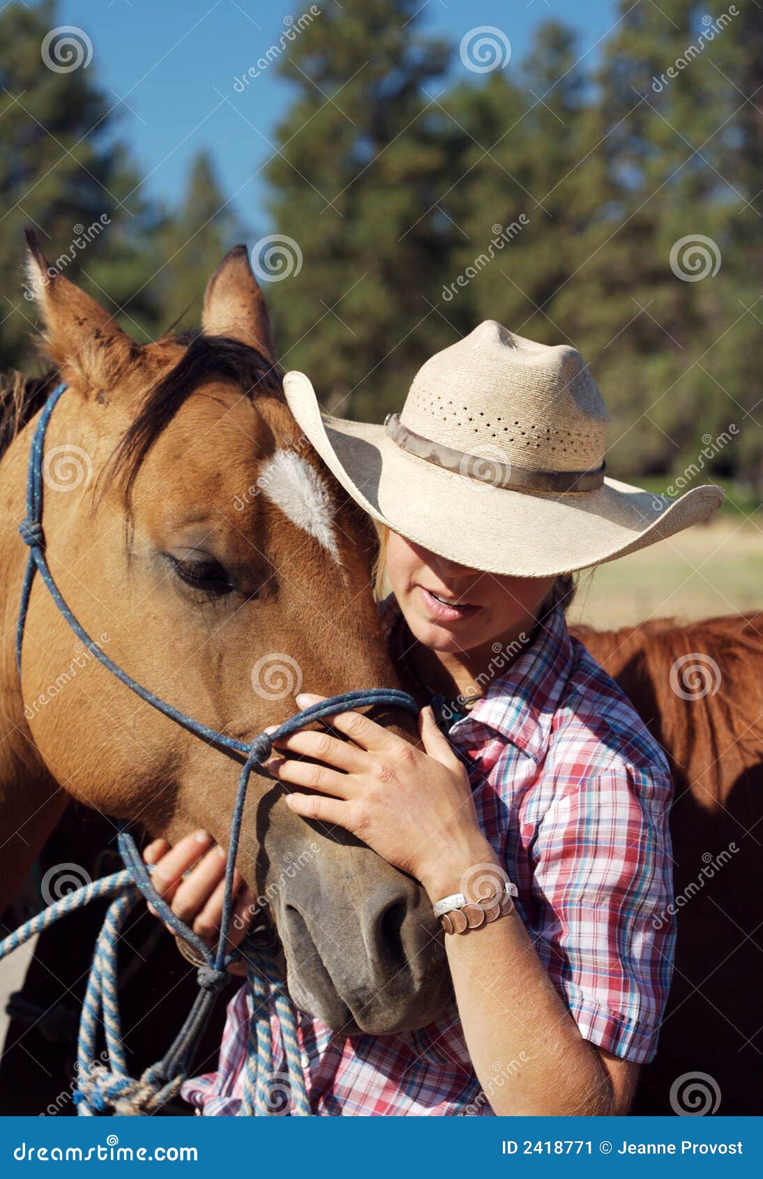 Cow-girl et son cheval image stock. Image du soin, pointe - 2418771