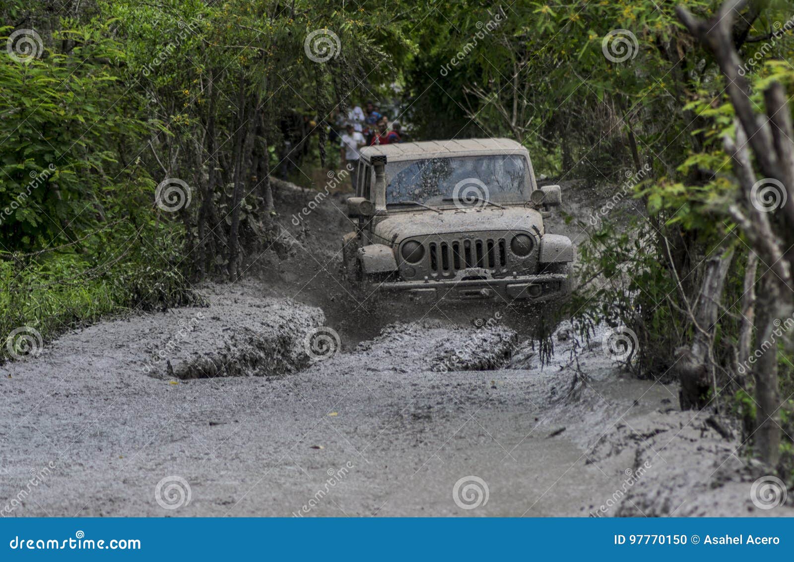 Cowboy De Jeep Couru Dans La Boue Image éditorial - Image du fête ...