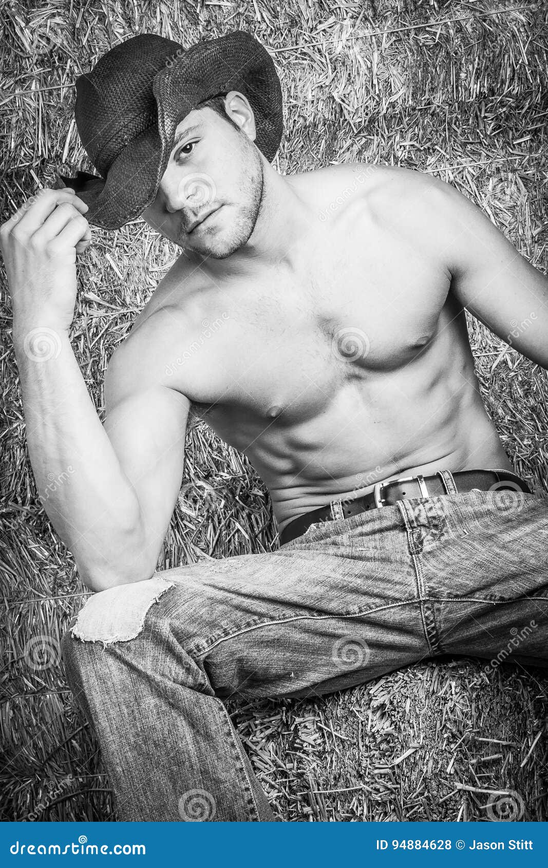 Cowboy en Hay Bales photo stock. Image du fixation, homme - 94884628