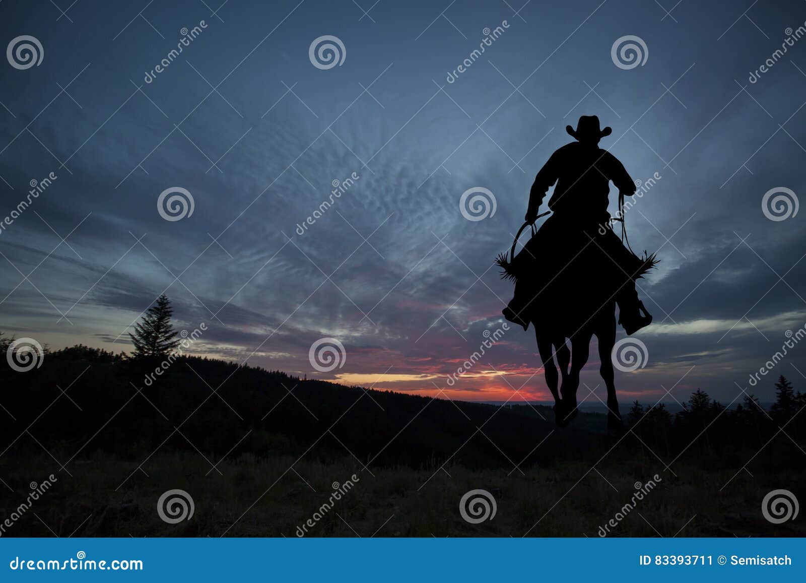 Cowboy op een paard stock afbeelding. Image of land, achtergrond - 83393711