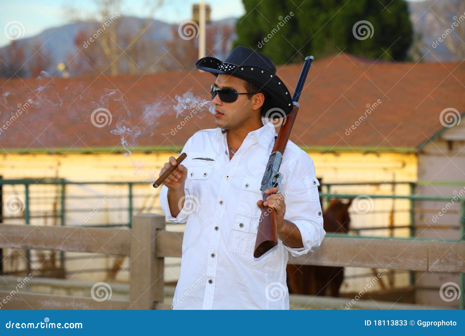 Cowboy Que Fuma Um Charuto E Que Relaxa Imagem de Stock - Imagem de ...