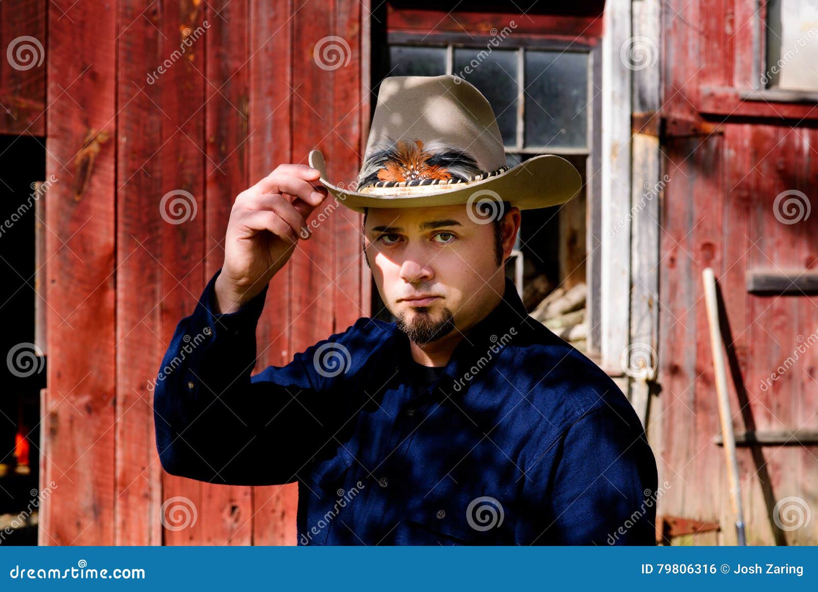 Cowboy Tipping Hat Vor Scheune Stockfoto - Bild von kultur, erwachsener ...