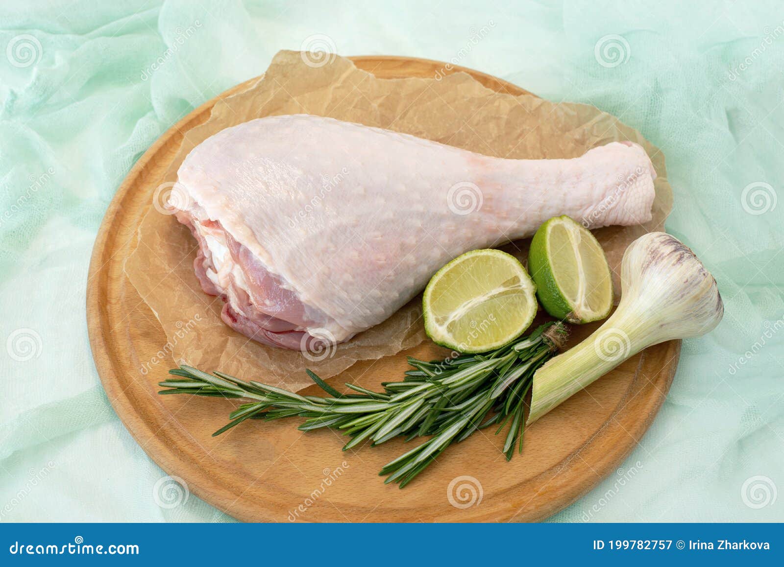 Coxa De Peru Com Cal E Salsa Em Fundo Branco, Isolar Imagem de Stock - Imagem de produtos ...