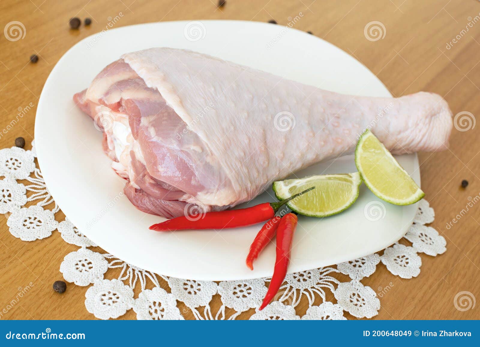 Coxa De Peru Com Cal E Salsa Em Fundo Branco, Isolar Imagem de Stock - Imagem de alho, churrasco ...