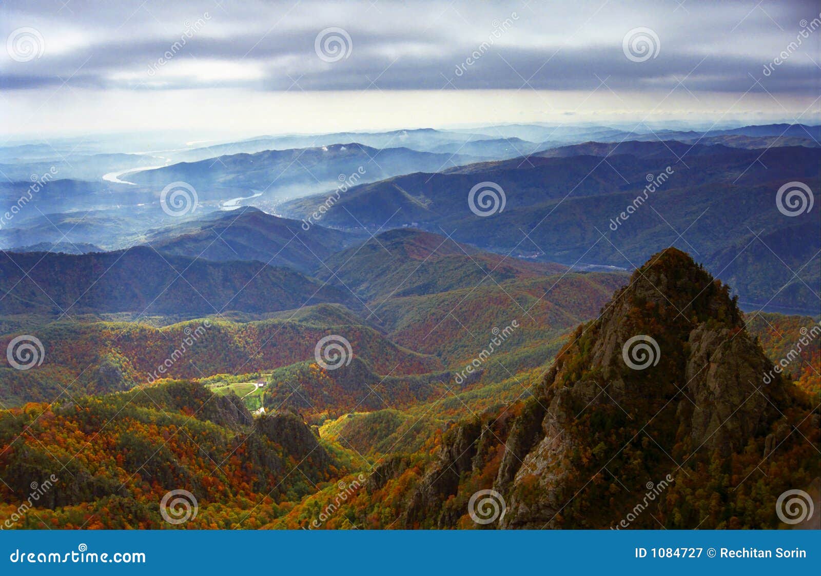 Cozia imagen de archivo. Imagen de senderismo, nube, alpestre - 1084727