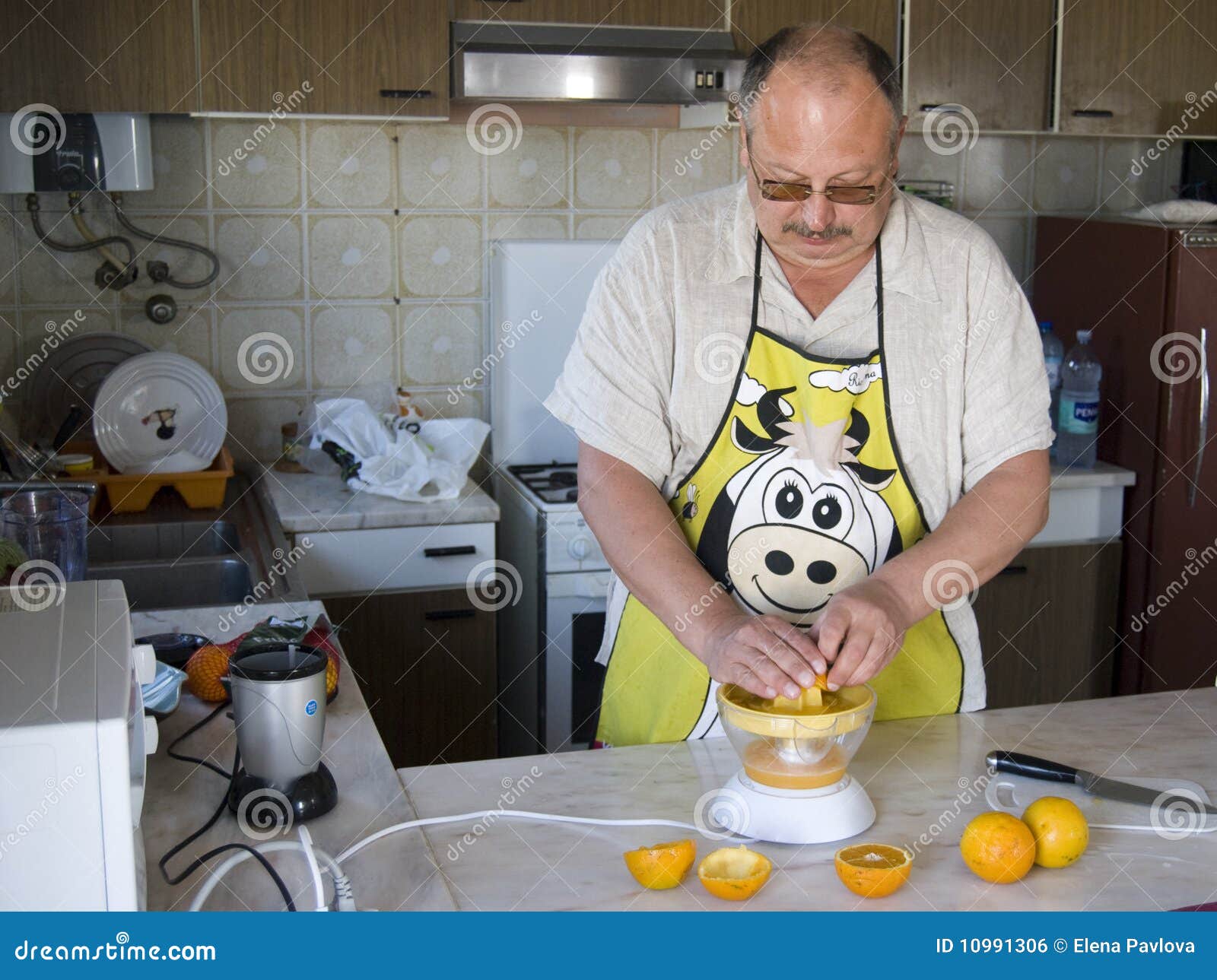 Cozinhando o homem foto de stock. Imagem de cozinha, comer - 10991306