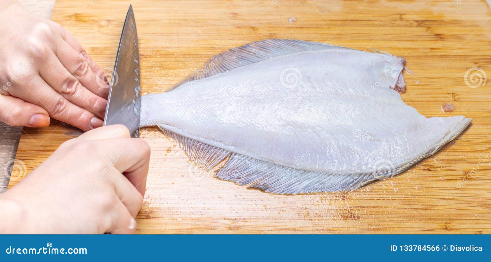 Cozinhe O Corte Da Solha Dos Peixes Foto de Stock - Imagem de ...