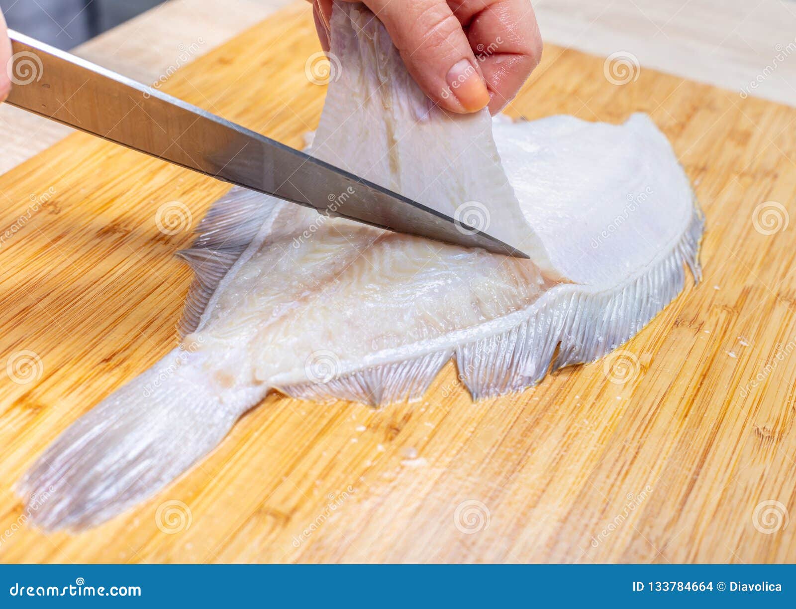 Cozinhe O Corte Da Solha Dos Peixes Foto de Stock - Imagem de molhado ...