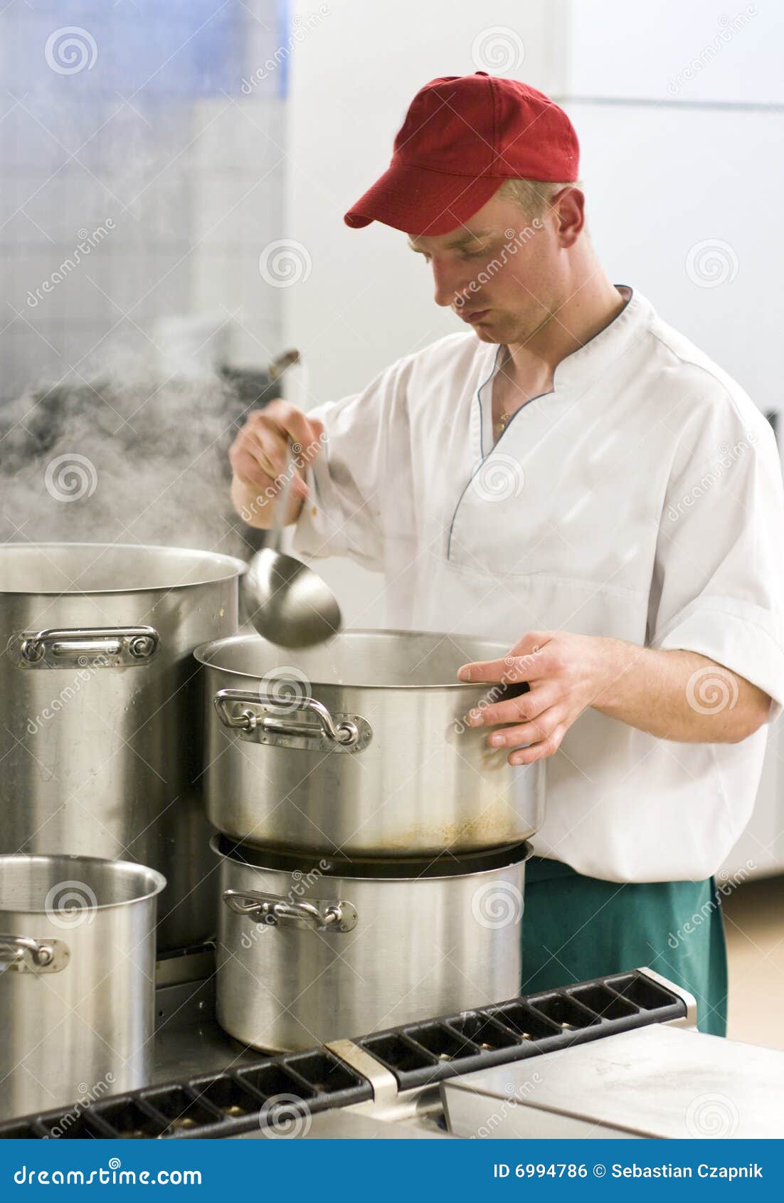 Cozinheiro Chefe Na Cozinha Industrial Foto de Stock - Imagem de ...