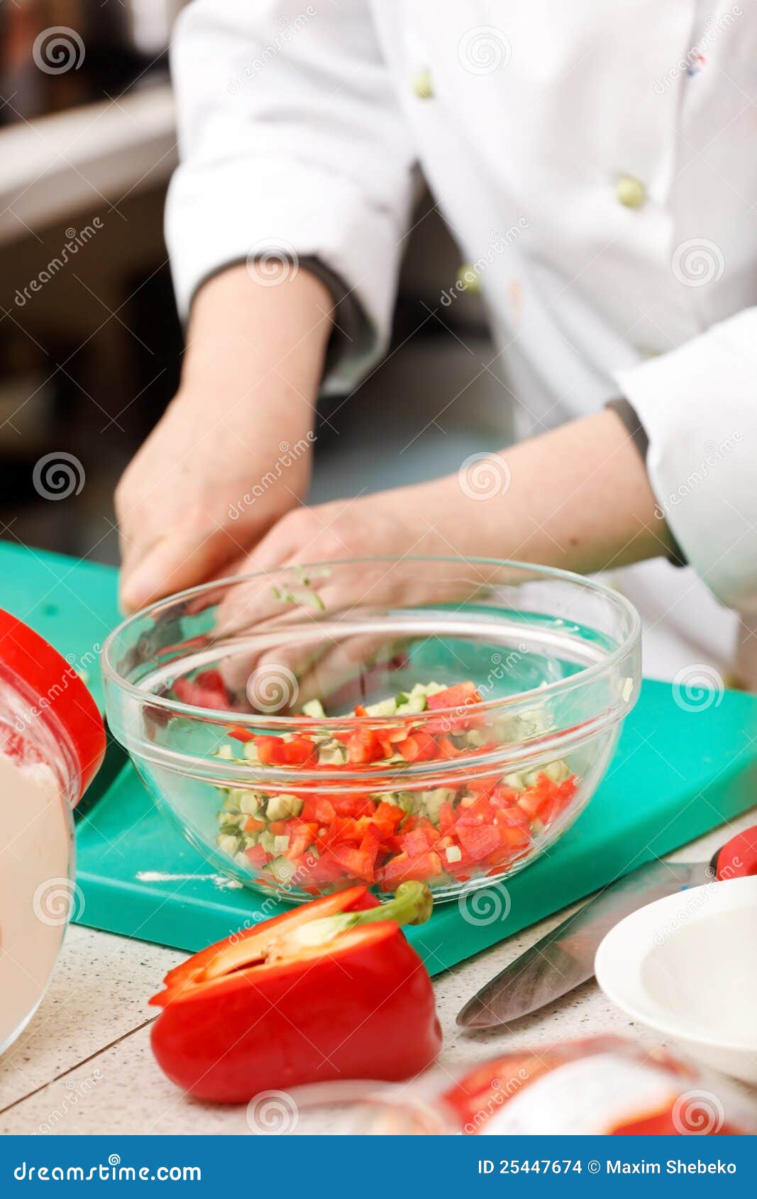 Cozinheiro Chefe No Trabalho Foto de Stock - Imagem de faca, pessoa ...