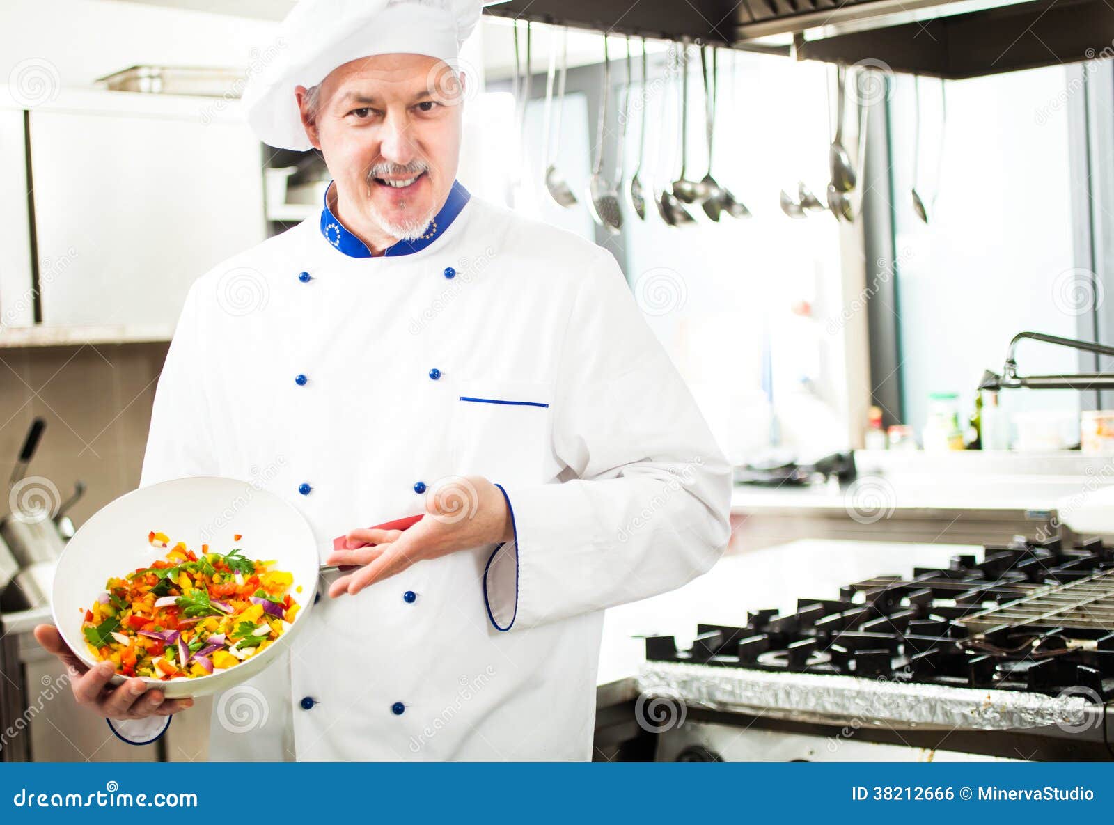 Cozinheiro Chefe No Trabalho Foto de Stock - Imagem de jantar, homem ...