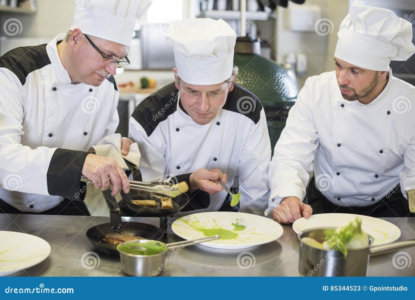 Cozinheiro Chefe Profissional No Trabalho Imagem de Stock - Imagem de ...