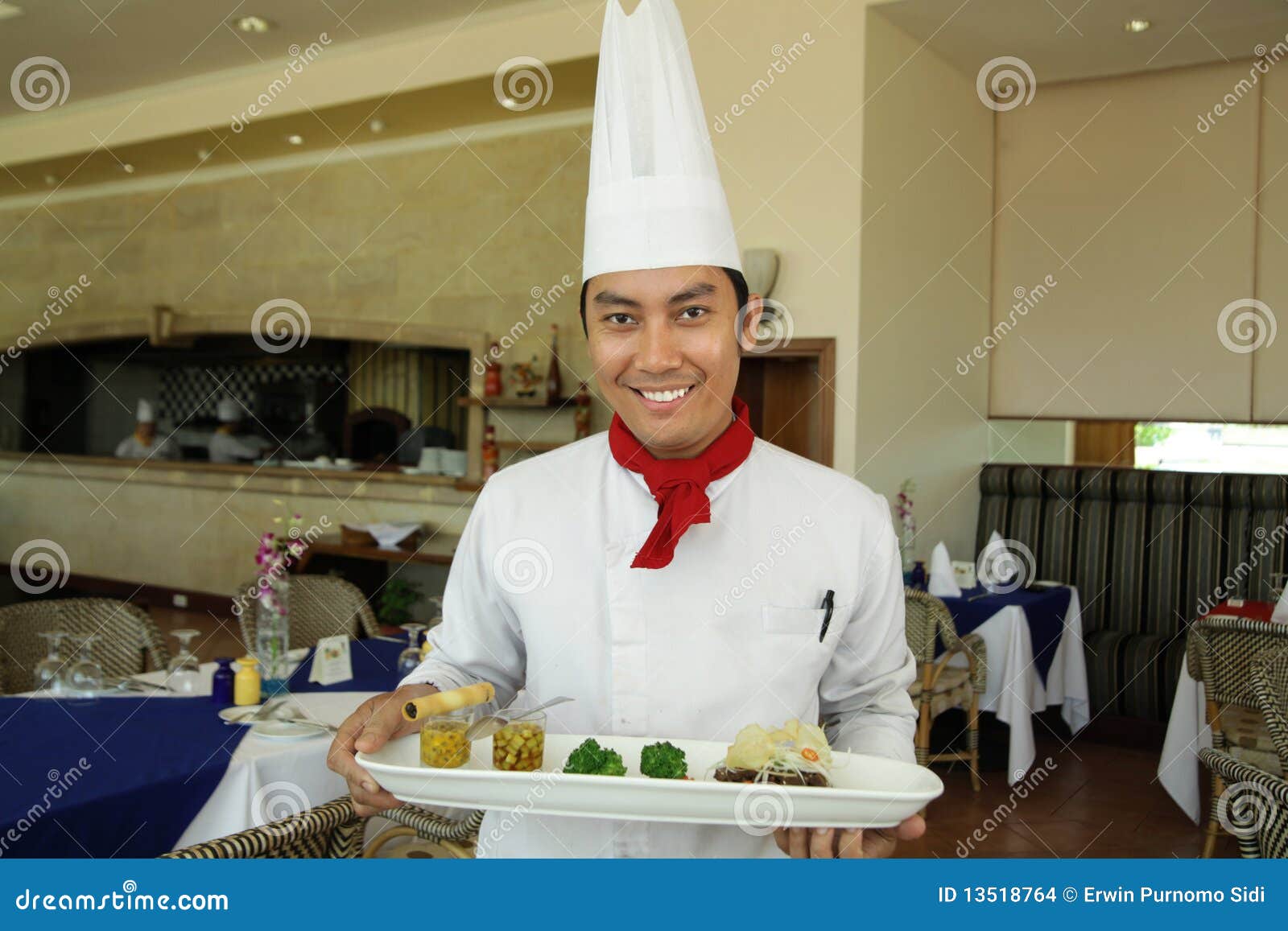 Cozinheiro Chefe Que Está No Restaurante Foto de Stock - Imagem de ...