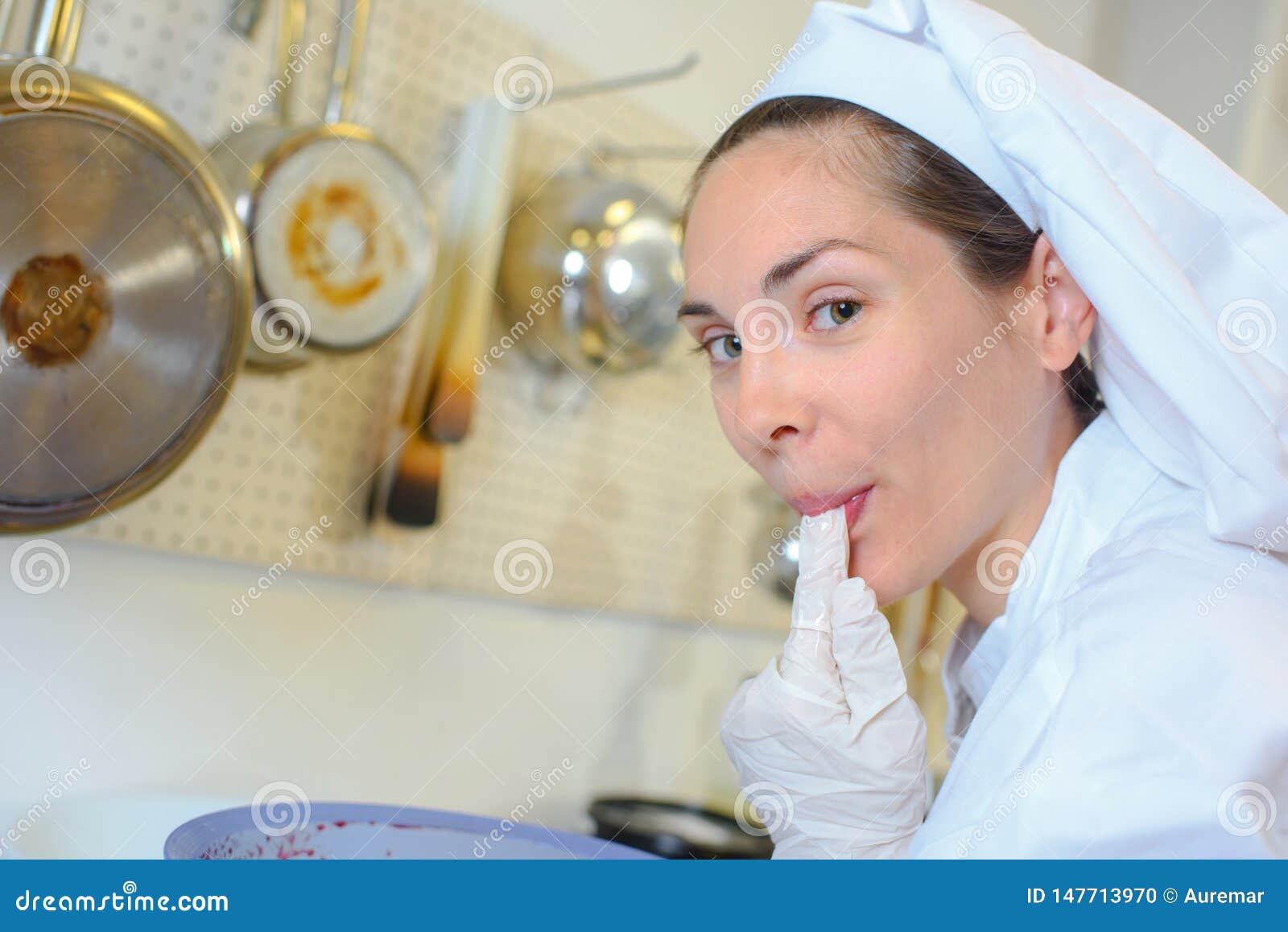 Cozinheiro Chefe Que Lambe O Dedo Gloved Foto de Stock - Imagem de boca ...
