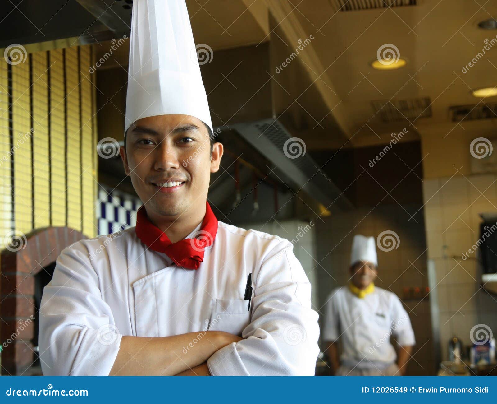 Cozinheiro Chefe Que Levanta No Trabalho Imagem de Stock - Imagem de ...