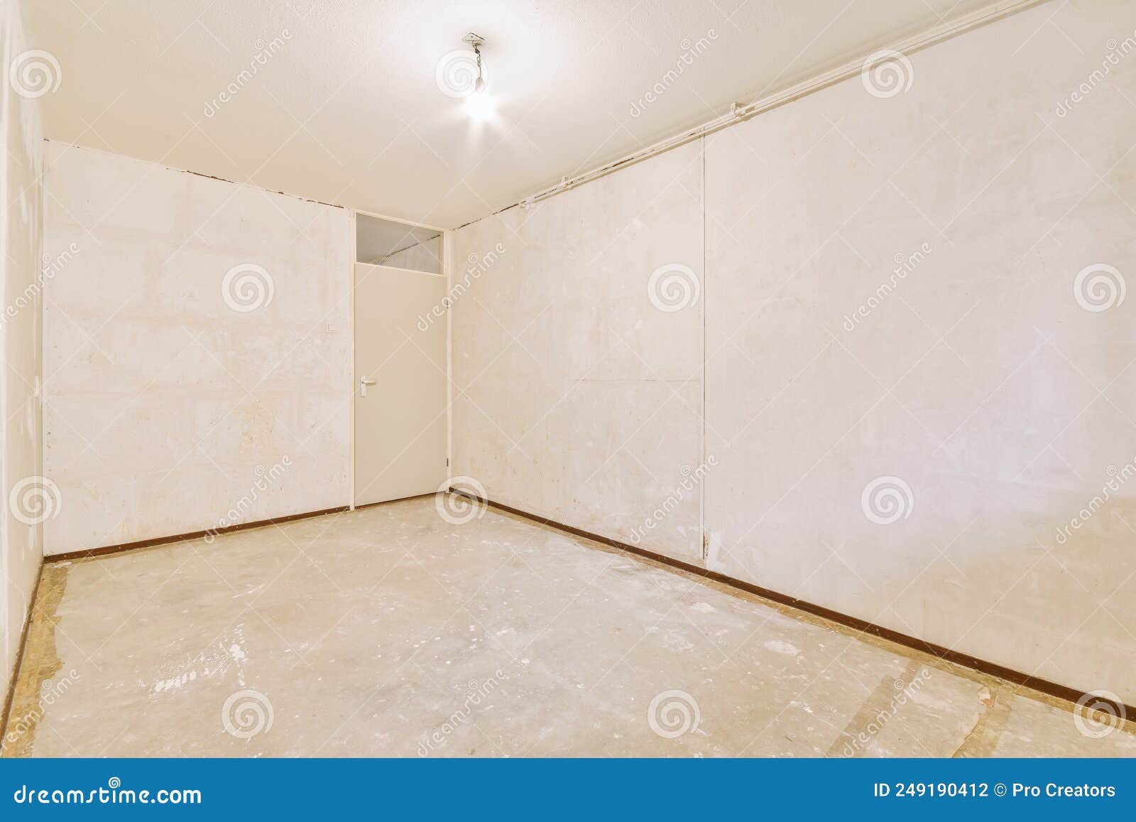 Spacious empty room stock photo. Image of elegance, house - 249190412