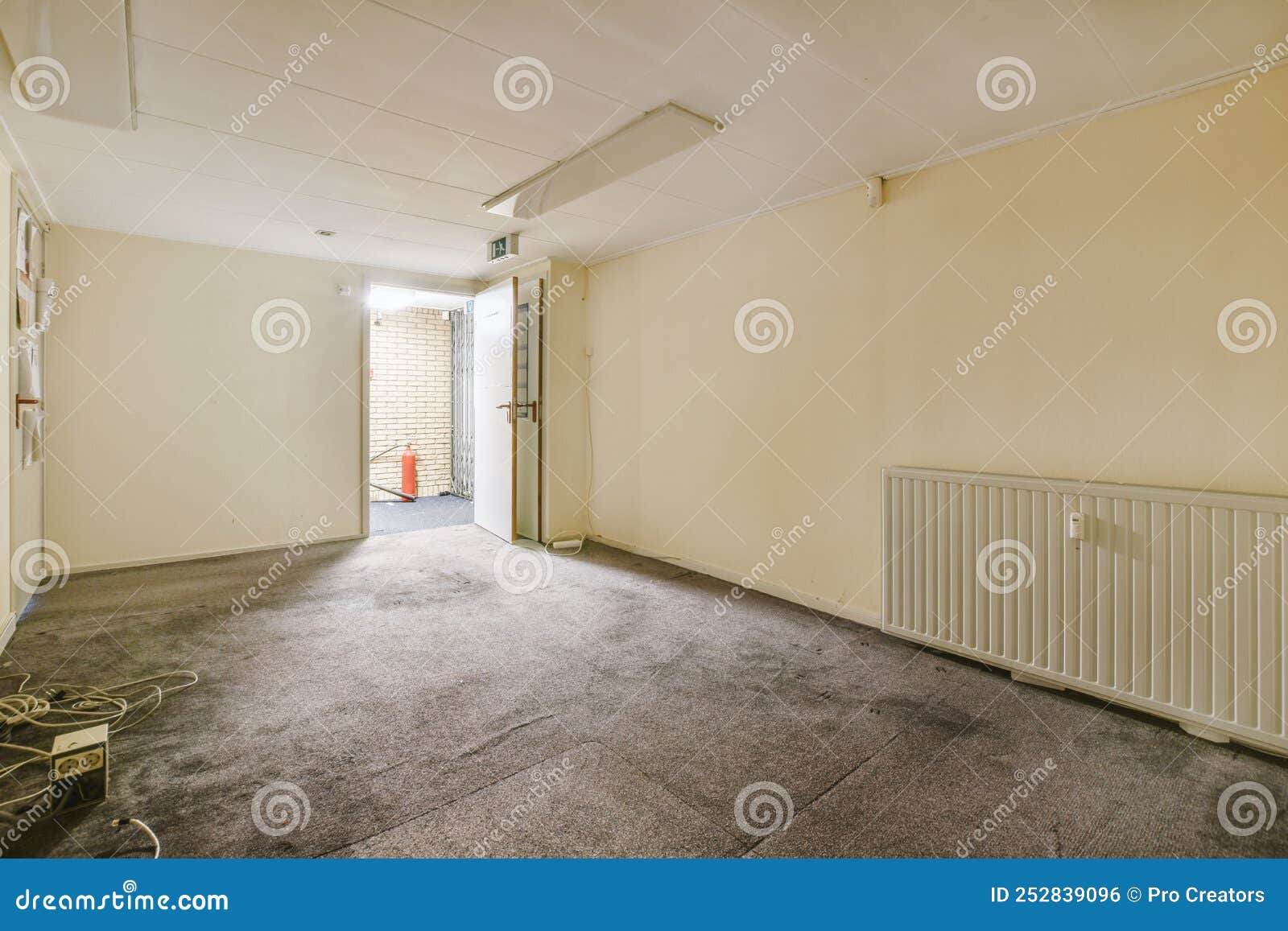 Spacious empty room stock photo. Image of empty, comfortable - 252839096