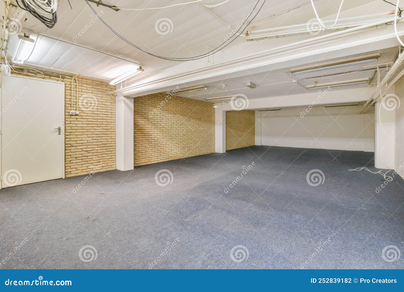 Spacious empty room stock photo. Image of fashionable - 252839182