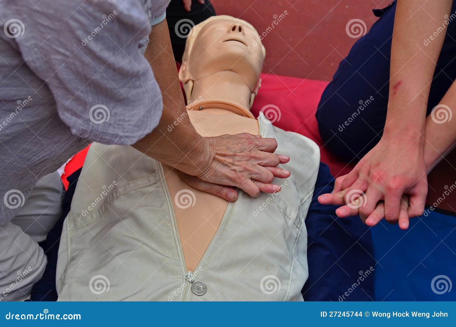 CPR que es realizado foto de archivo. Imagen de médico - 27245744