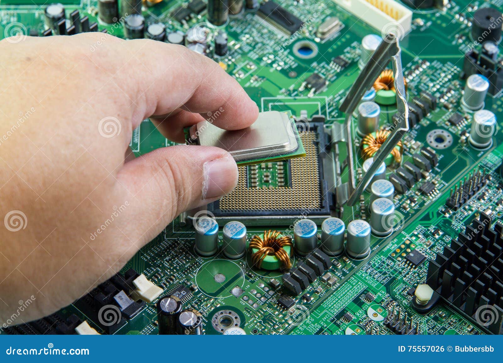 CPU in Der Hand Vor Installation in Das Motherboard Stockfoto - Bild ...