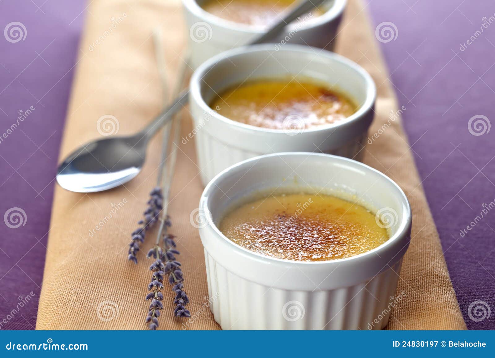 Crème quemado con lavanda. imagen de archivo. Imagen de cocina - 24830197