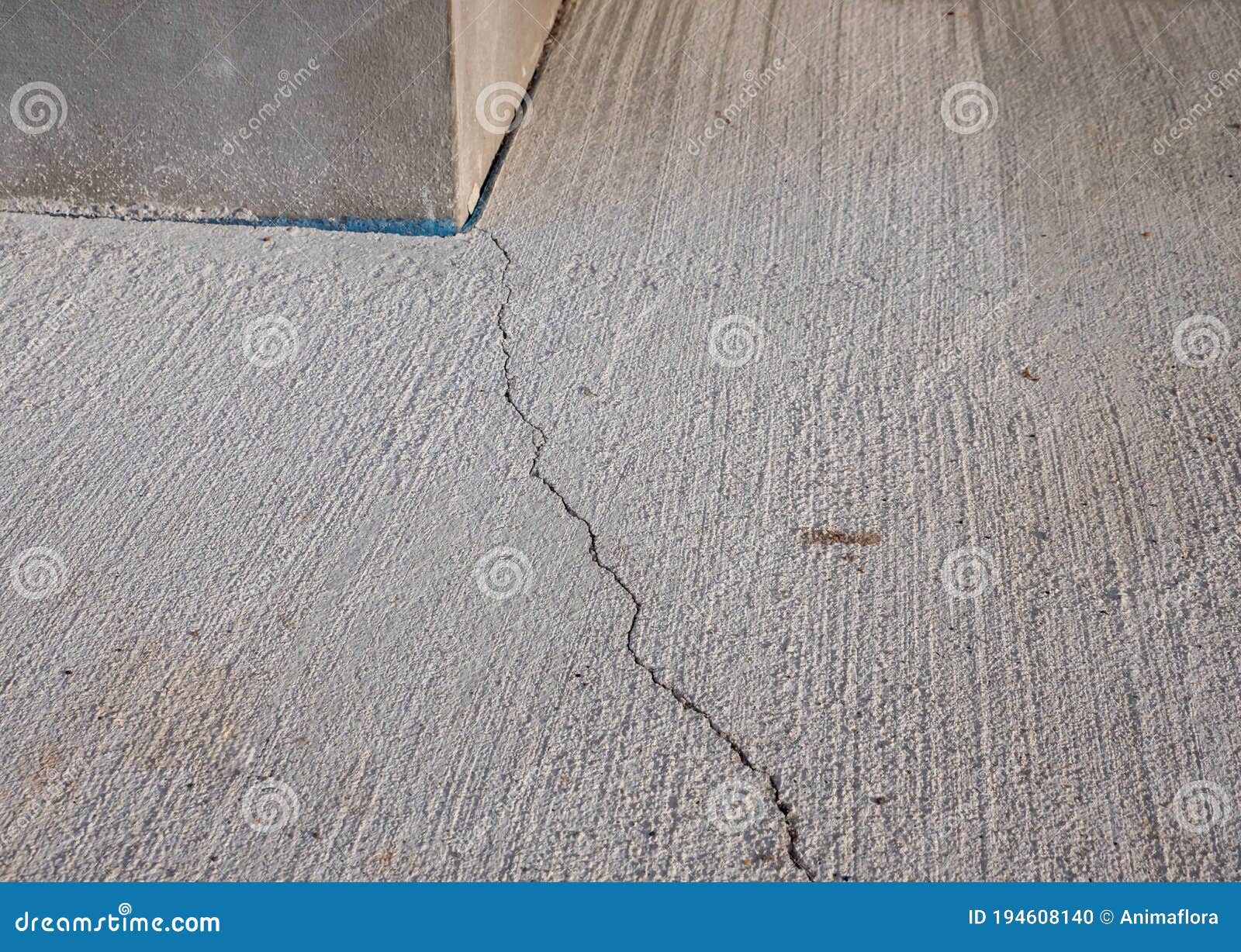 Crack in the Concrete Building Damage Stock Photo - Image of cracks ...