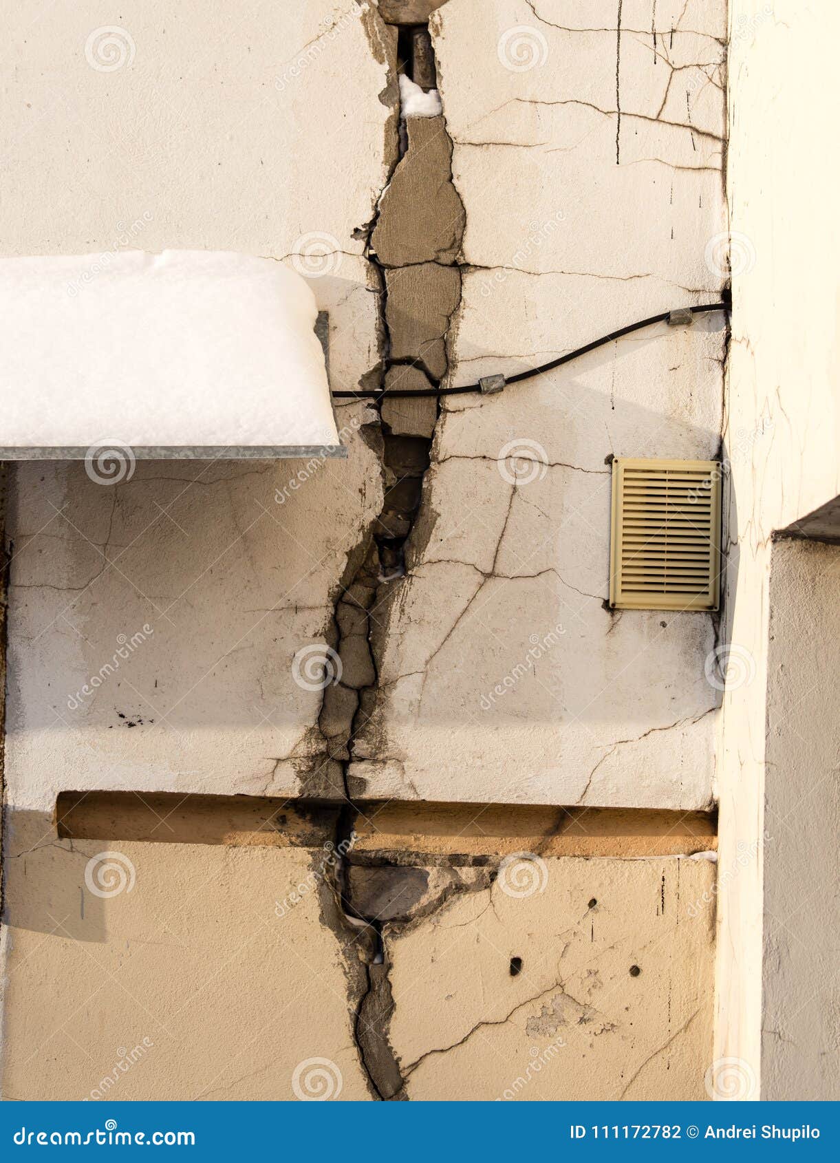 Crack in the wall stock photo. Image of crack, cracks - 111172782