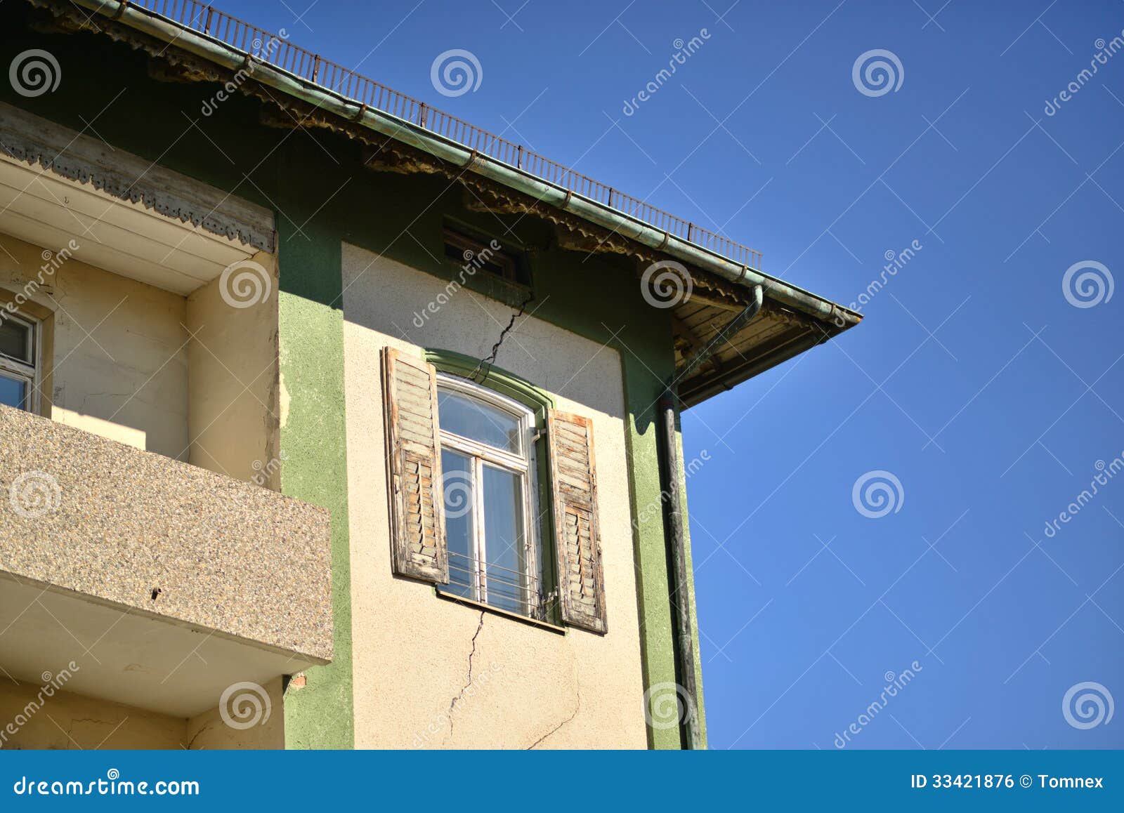 Cracked building stock photo. Image of crack, disaster - 33421876