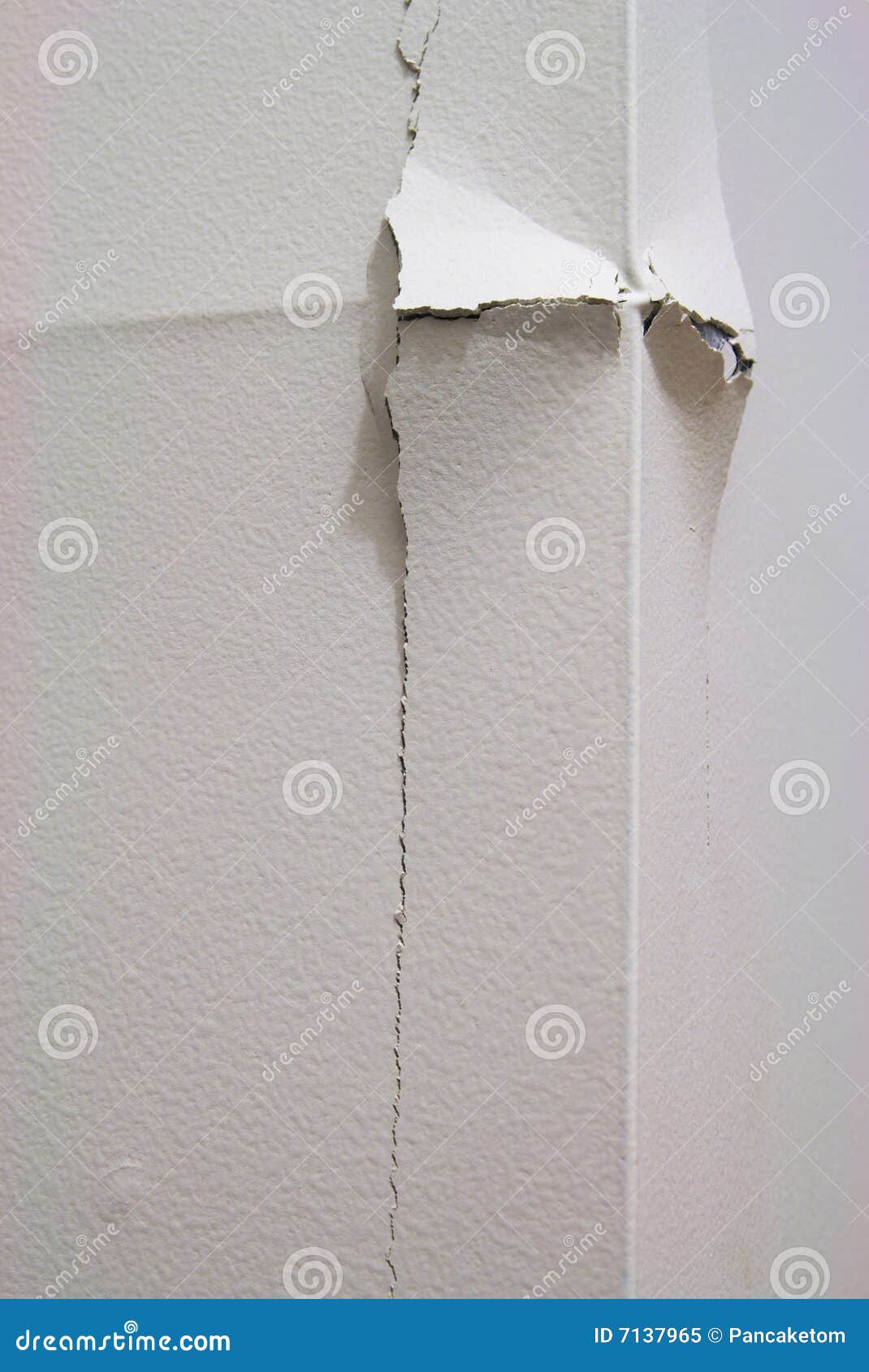 Cracked wall corner stock image. Image of outside, cracked - 7137965