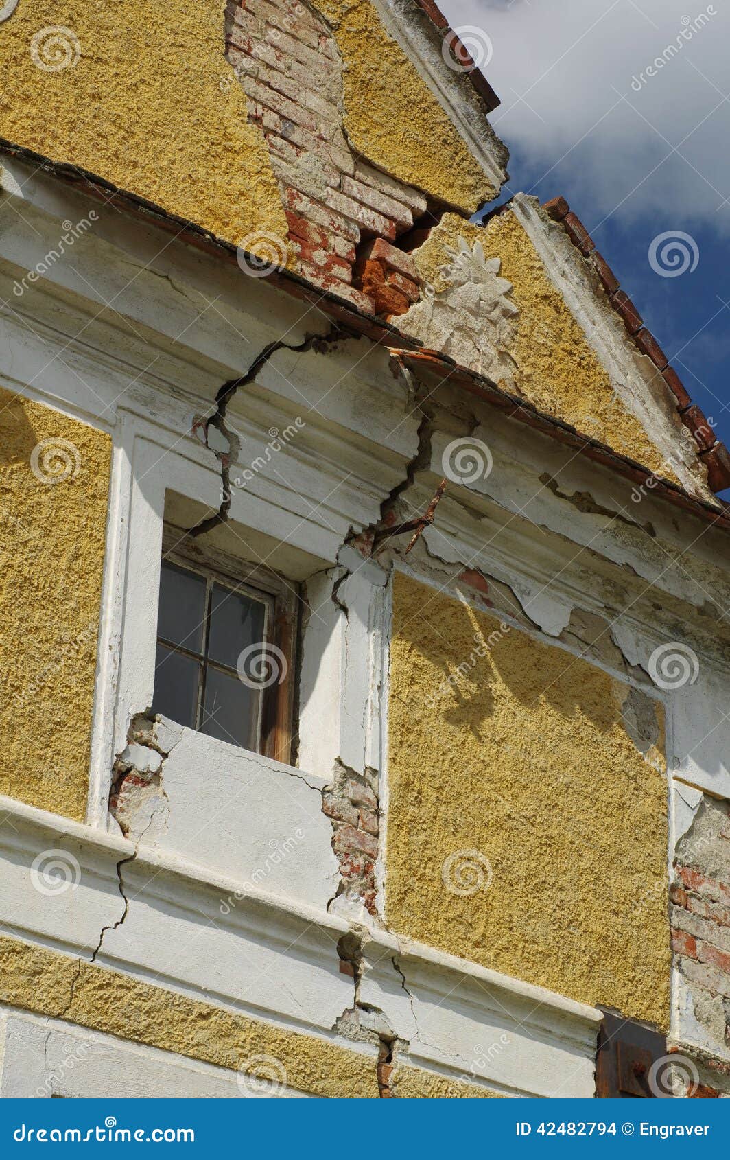 Cracked wall house 3 stock photo. Image of brickwork - 42482794