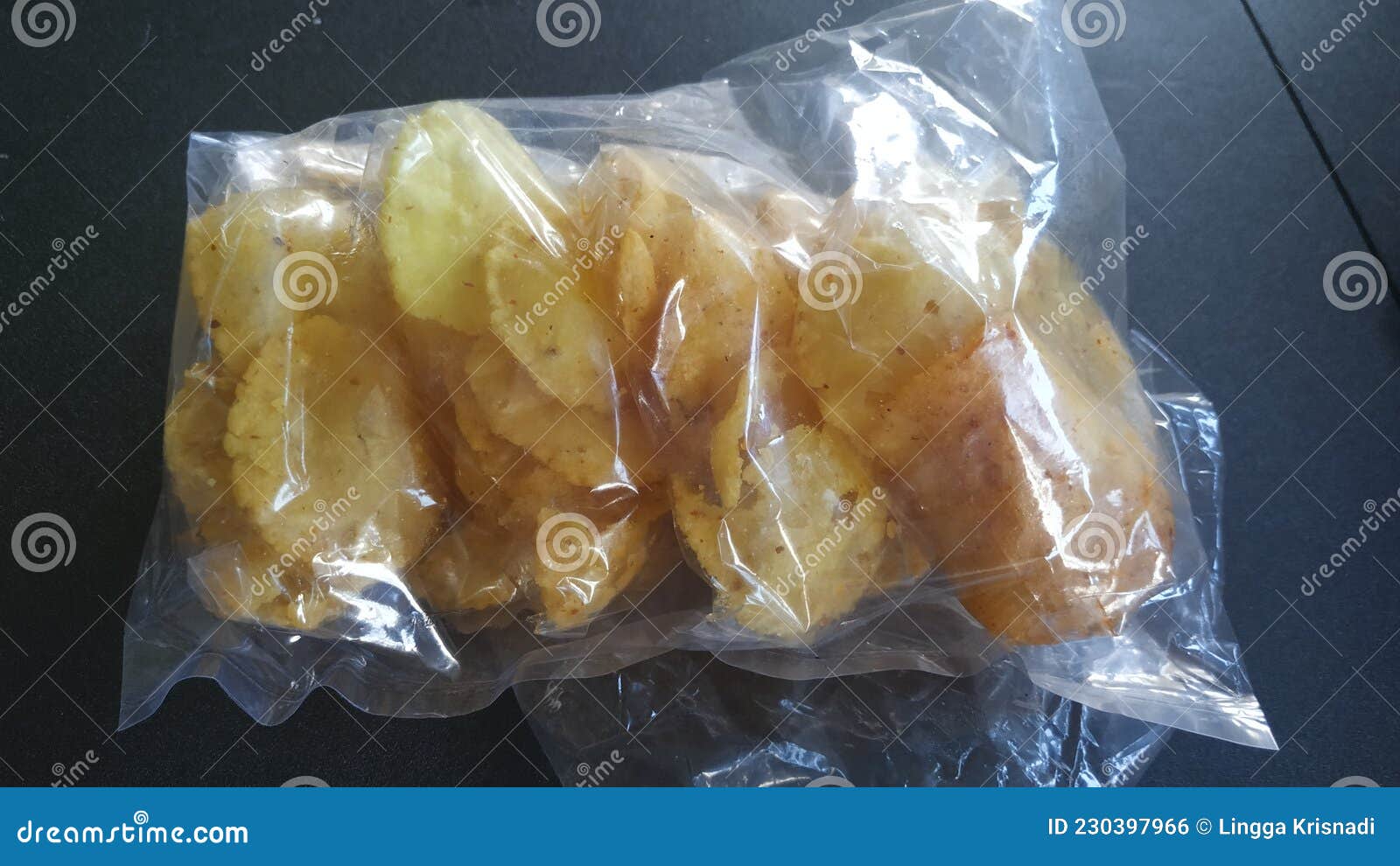 Cracker hecho de yuca foto de archivo. Imagen de amarillo - 230397966