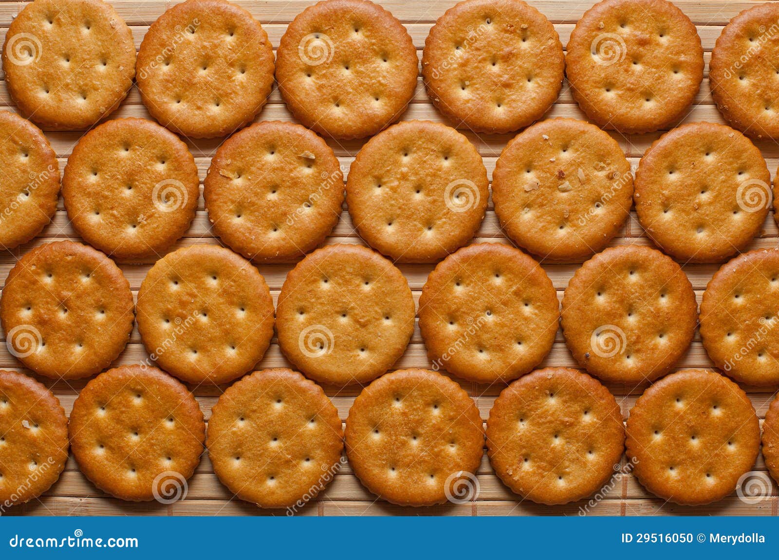 Crackers stock foto. Image of voedsel, gezouten, hout - 29516050