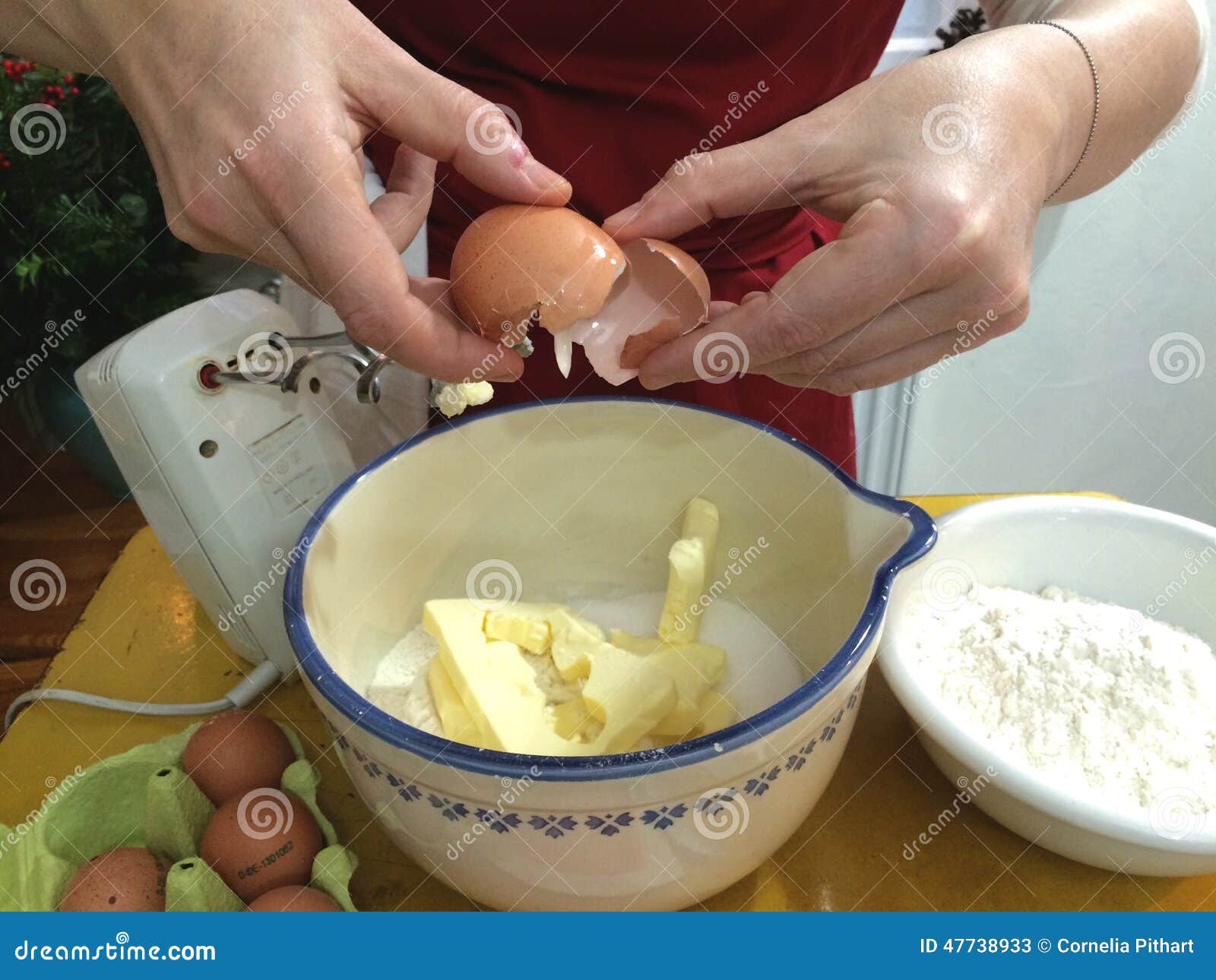 Cracking an Egg for a Dough Stock Image - Image of flour, kitchen: 47738933