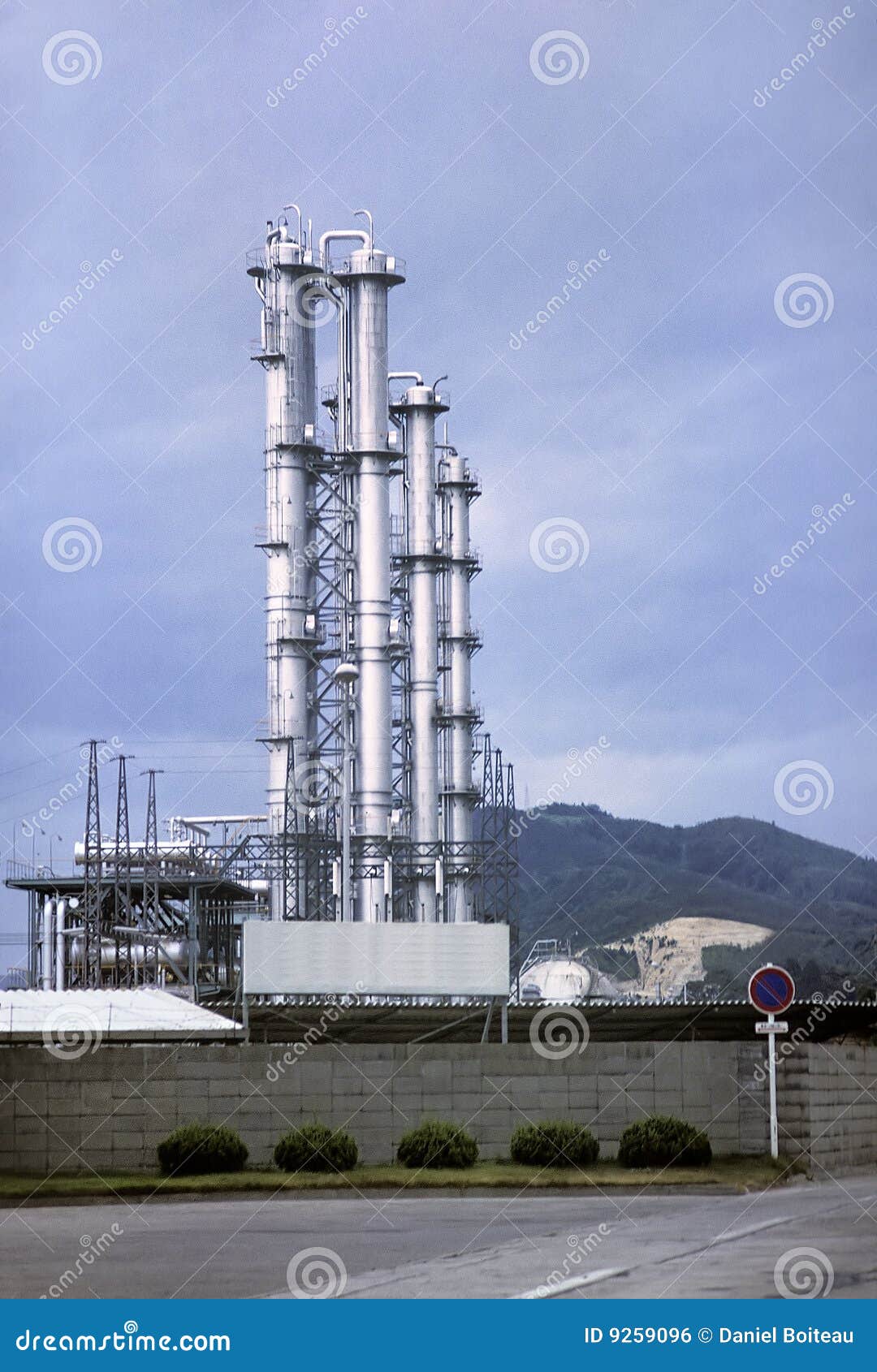 Cracking towers stock photo. Image of reactor, chemical - 9259096
