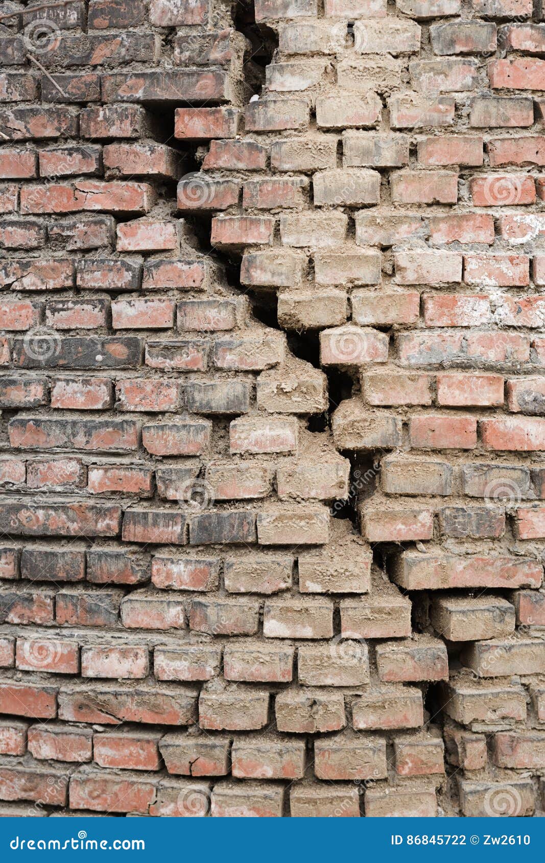 A CRACKING in a WALL stock photo. Image of cracking, building - 86845722