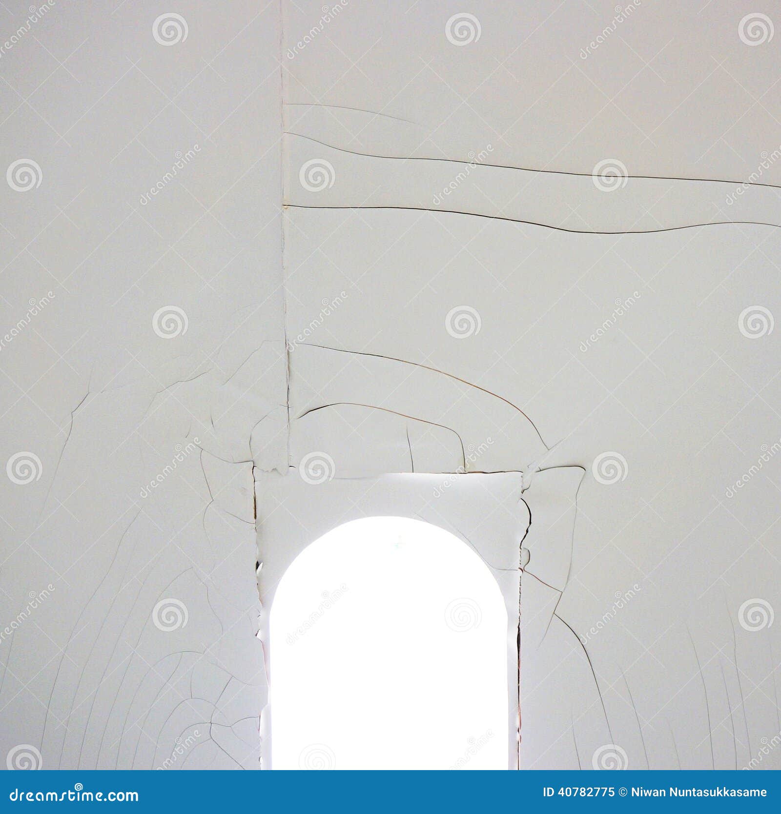 Cracks on ceiling stock image. Image of paint, repair - 40782775