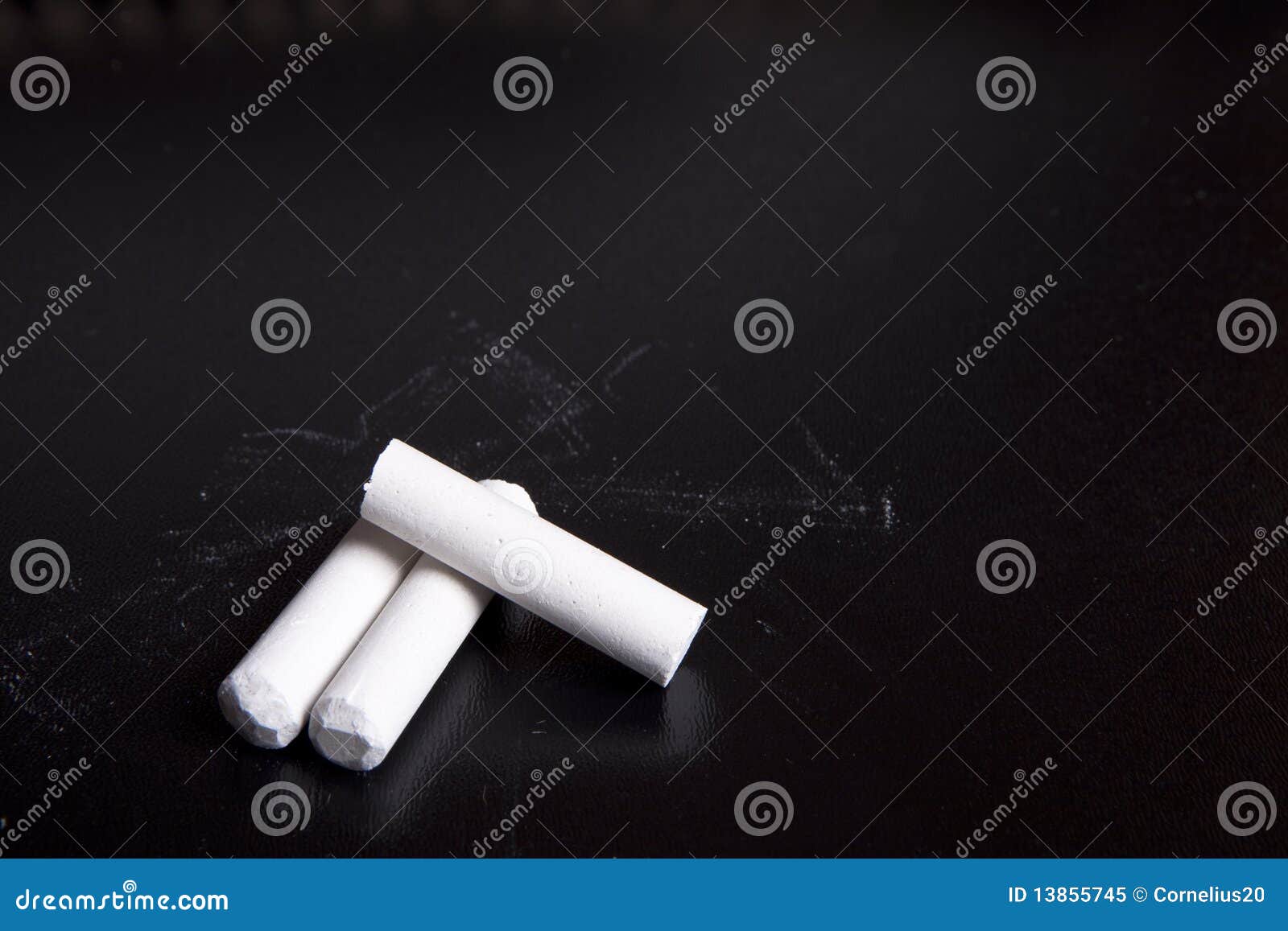 Craie blanche sur le noir image stock. Image of ustensile - 13855745