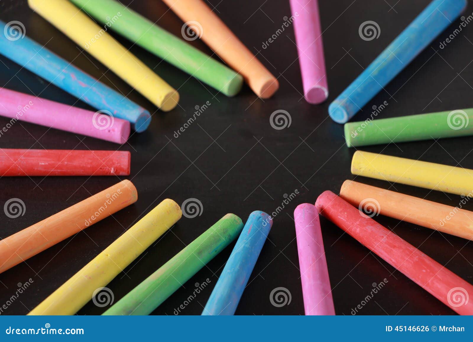 Craie Et Tableau Noir Colorés Photo stock - Image du créateur, retraits ...