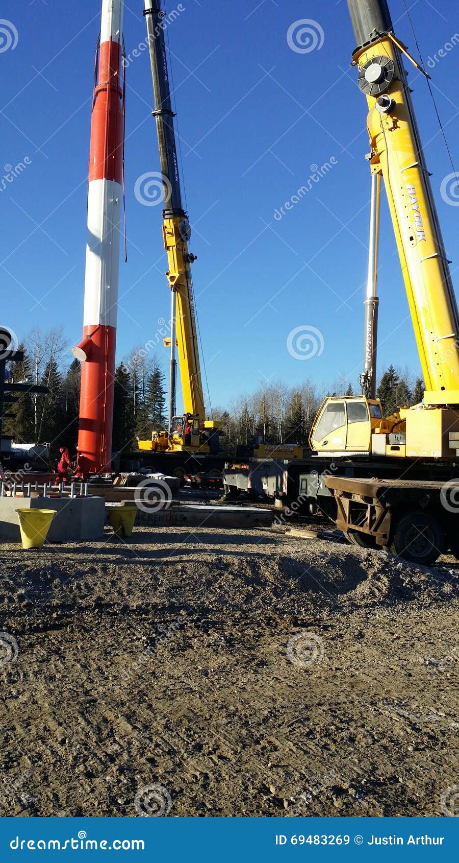 Crane hanging flare stack editorial stock image. Image of flare - 69483269
