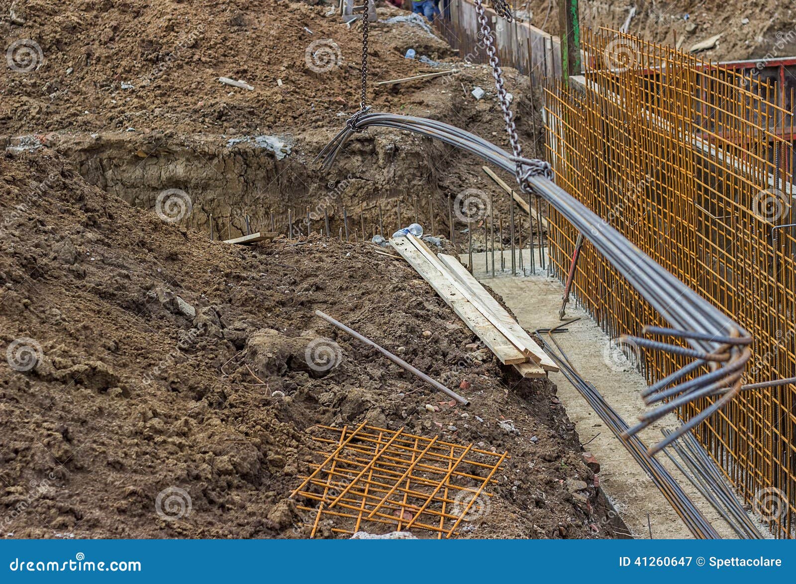 Crane Lifting Iron Rods 2 imagem de stock. Imagem de ferramentas - 41260647