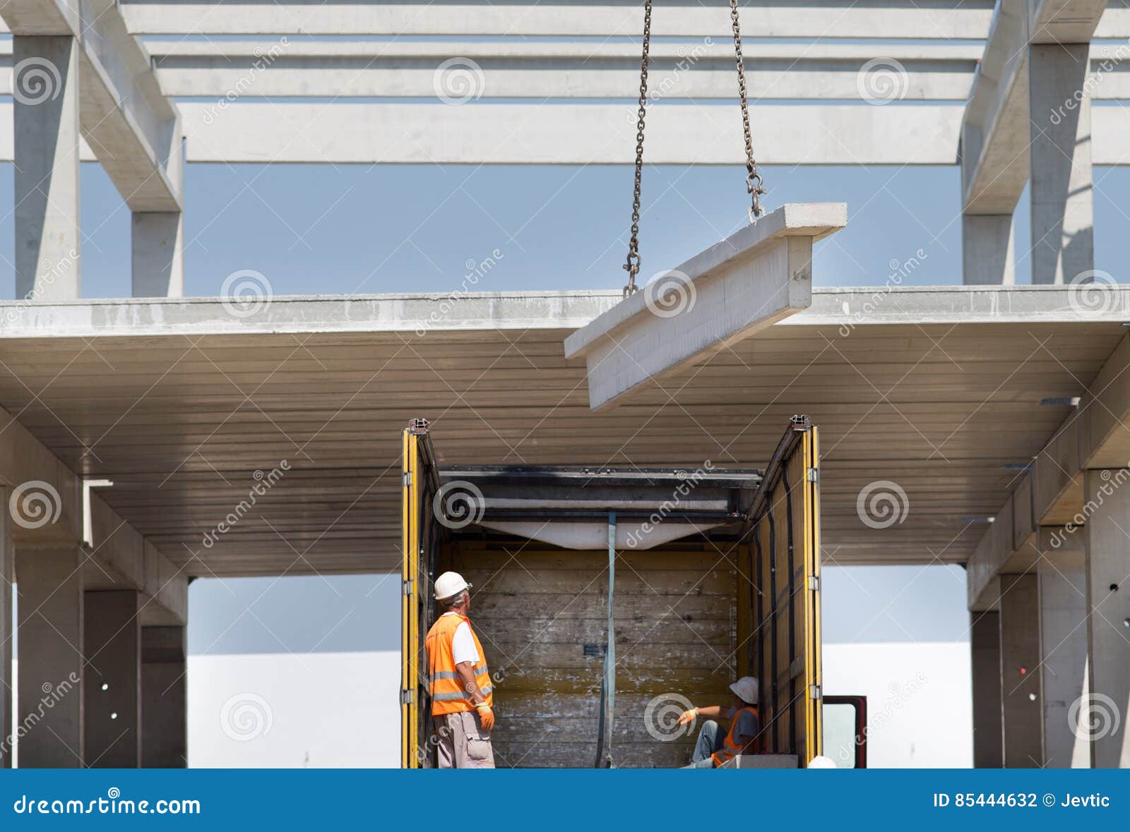 Crane lifting truss editorial photography. Image of operate - 85444632